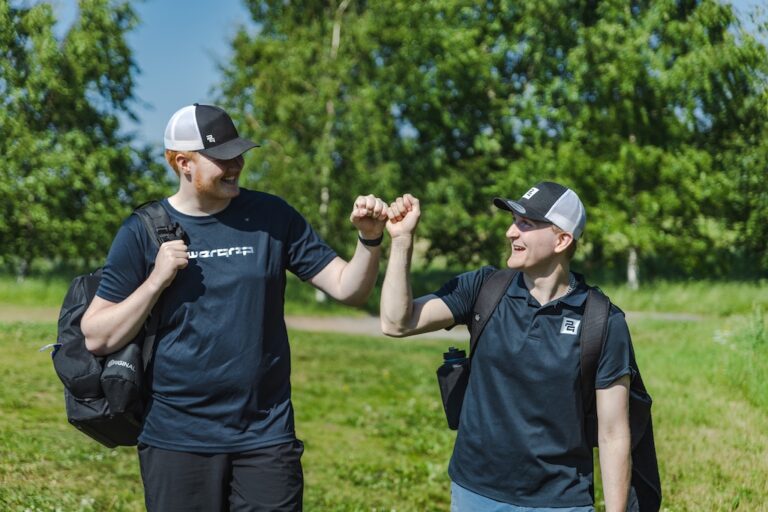 Näin aloitat frisbeegolfin – opas välineisiin ja ratoihin